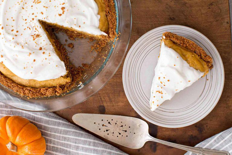 Red chile pumpkin chiffon pie - Los Foodies Magazine