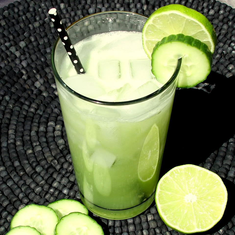 Agua Fresca de Pepino (Cucumber Limeade) - Los Foodies Magazine